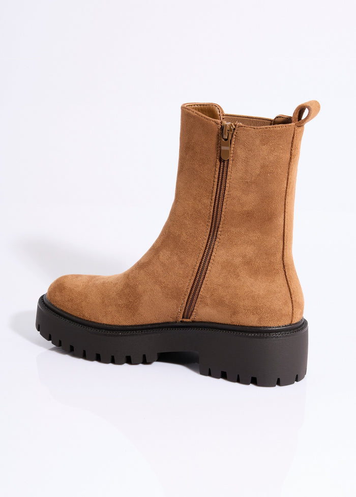 Suede Chelsea boots with metal studs camel | Afibel