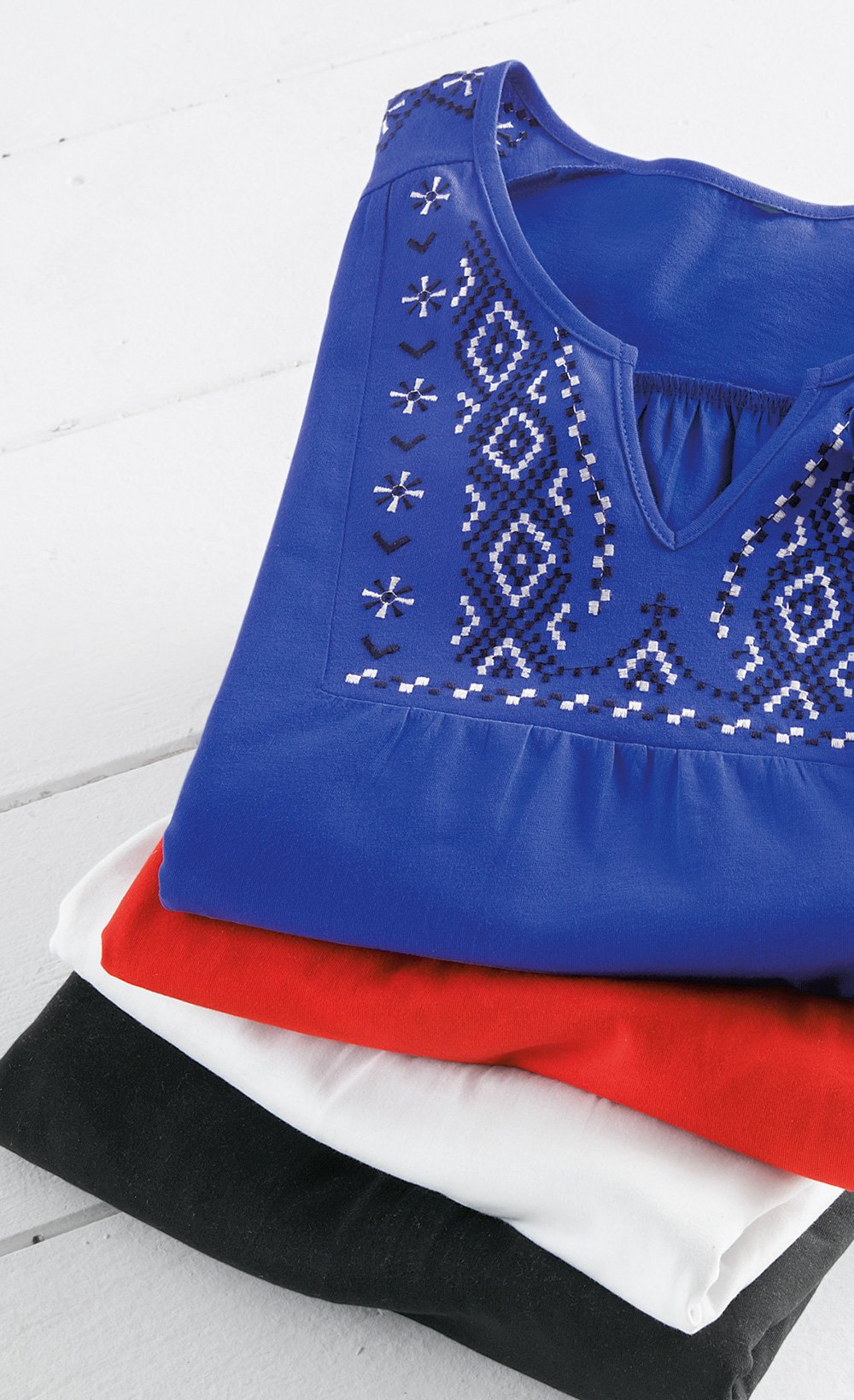 V-neck tank top with embroidered insert Carmine | Afibel